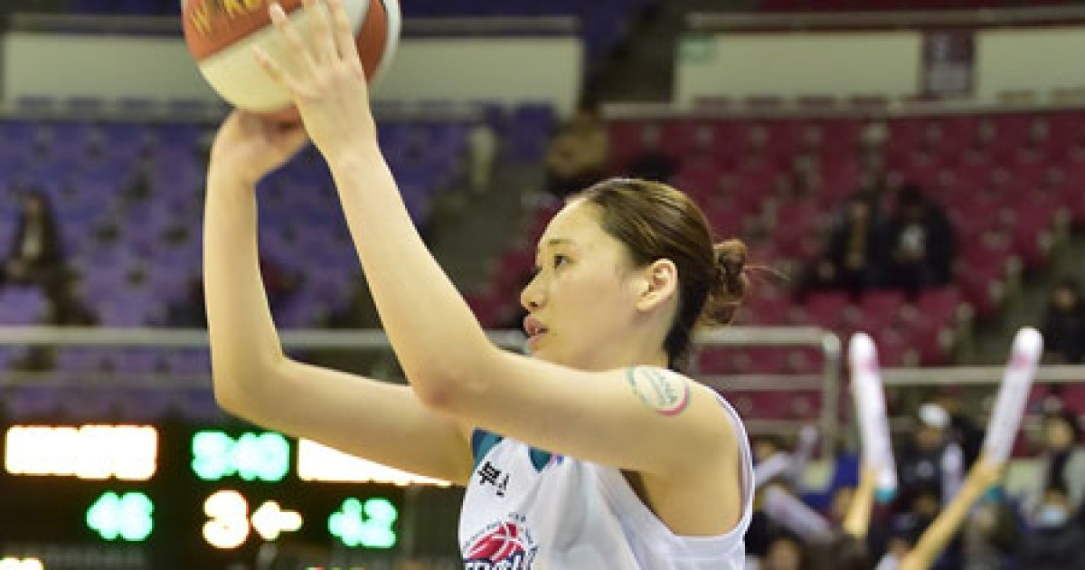 '강이슬 24점' 하나은행, KDB생명 격파..3연승 질주·공동4위