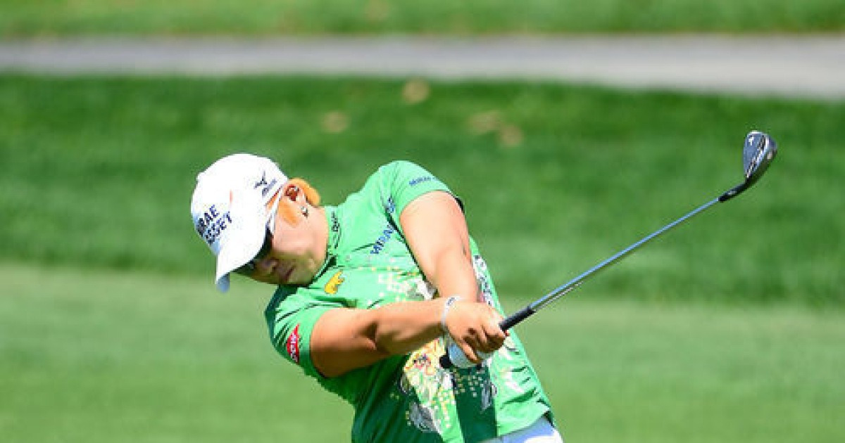 신지애, JLPGA 투어 시즌 최종전 2R 선두