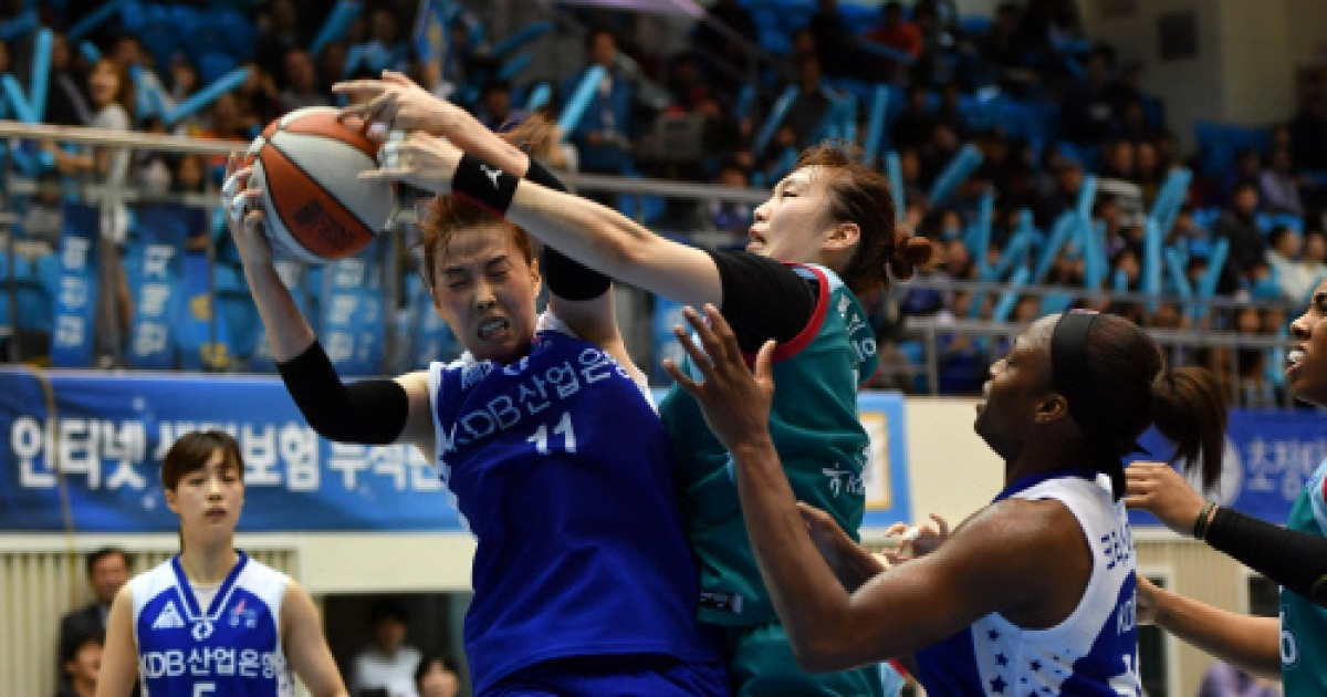 KDB생명, 4쿼터 역전승으로 국민은행 꺾고 공동 2위