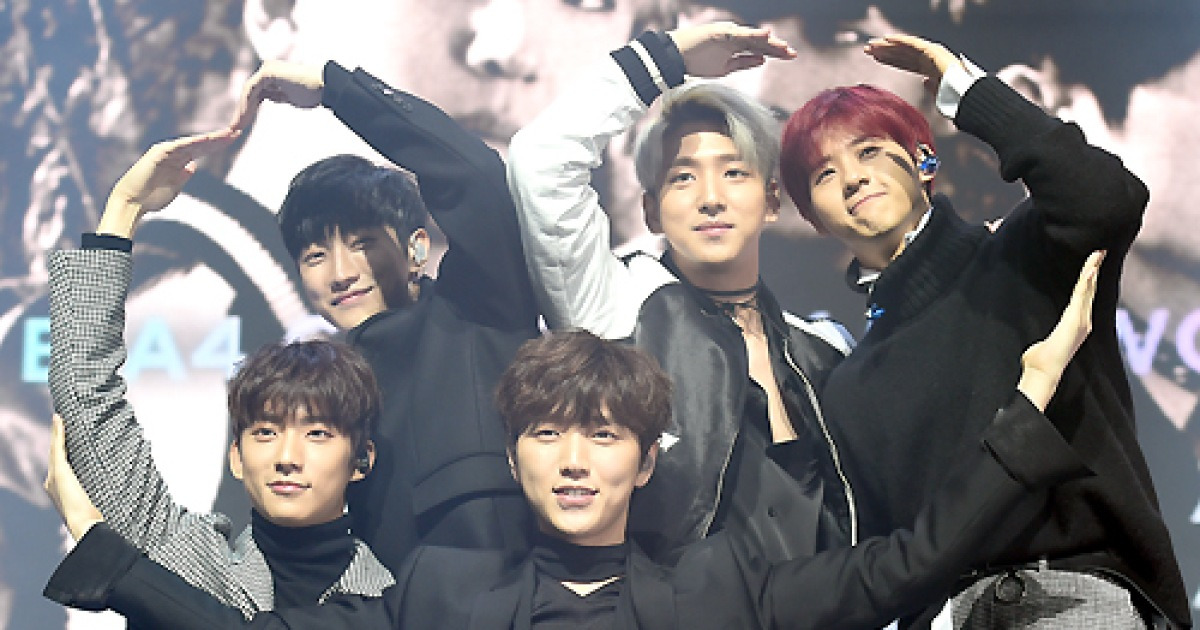 [MD포토] B1A4 '팬들에게 바치는 대형 하트'