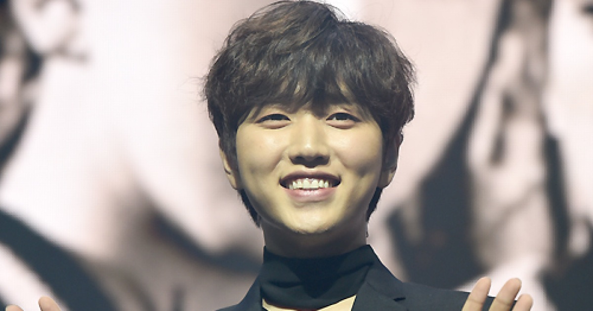 [MD포토] B1A4 산들 '귀여운 손인사'