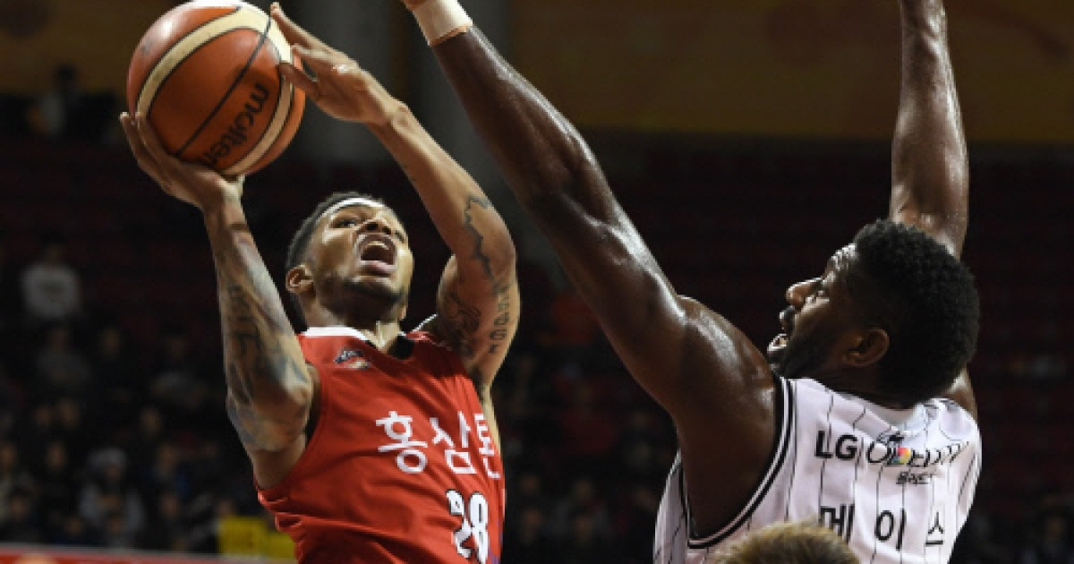 [SS포토] KGC 사익스, 장신의 벽을 제치는 날쌘 공격!