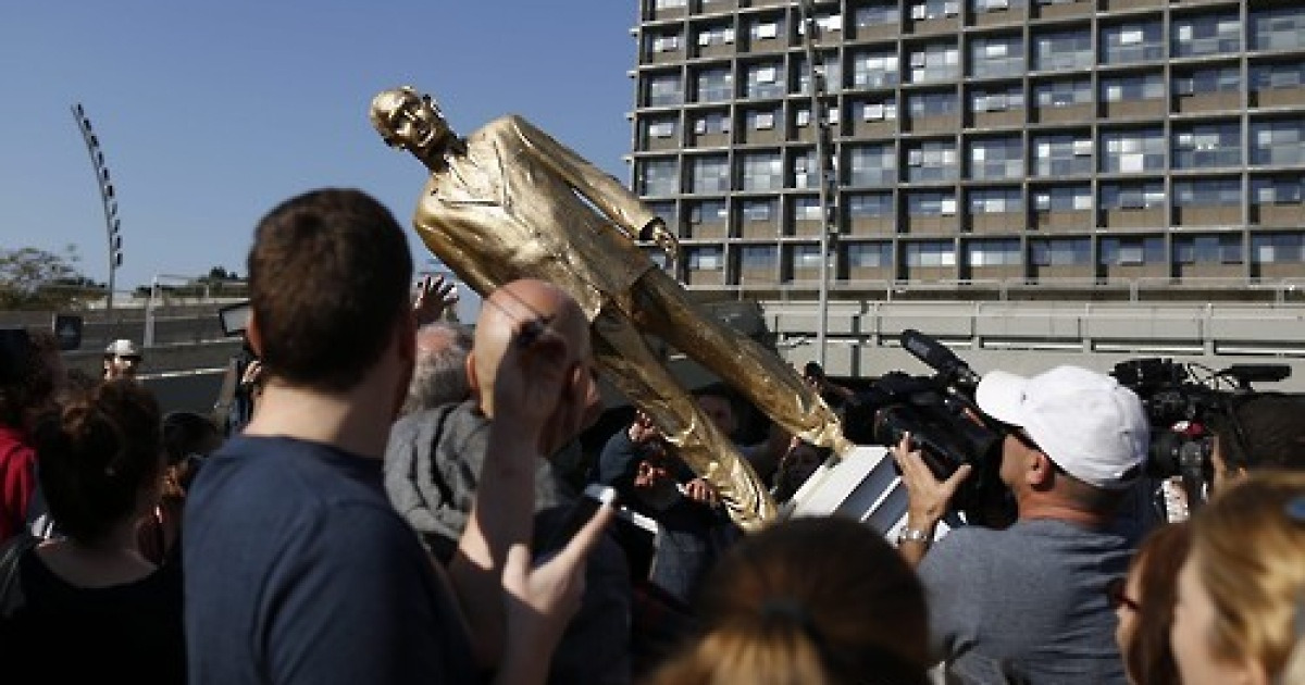 ISRAEL NETANYAHU GOLDEN STATUE
