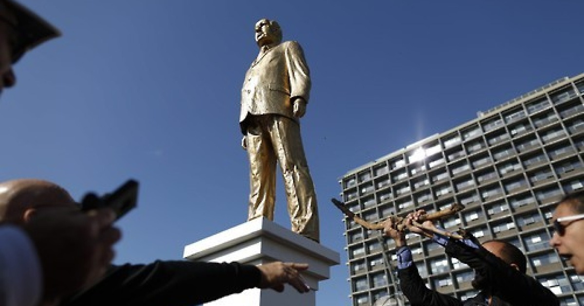 ISRAEL NETANYAHU GOLDEN STATUE