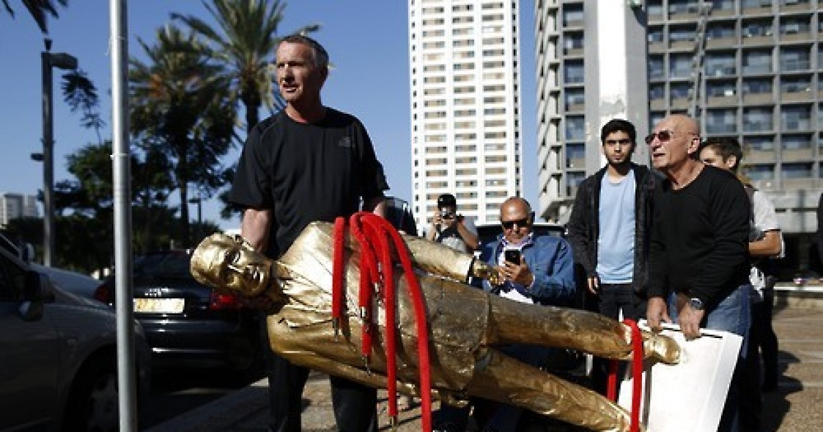 ISRAEL NETANYAHU GOLDEN STATUE