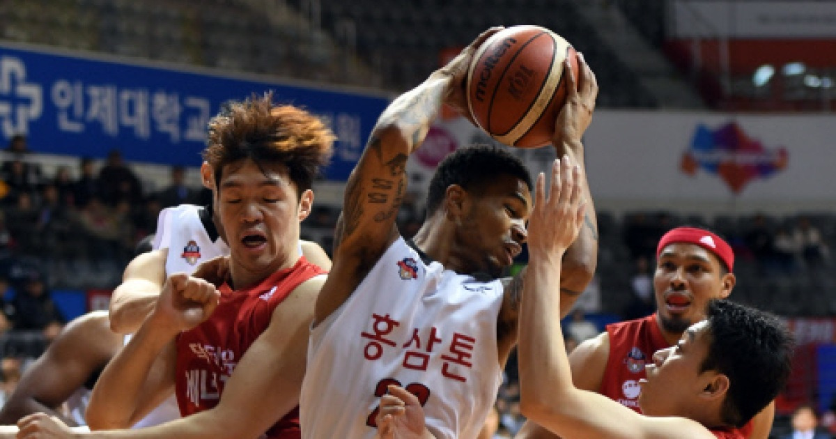 [SS포토]리바운드 잡아내는 KGC 사익스