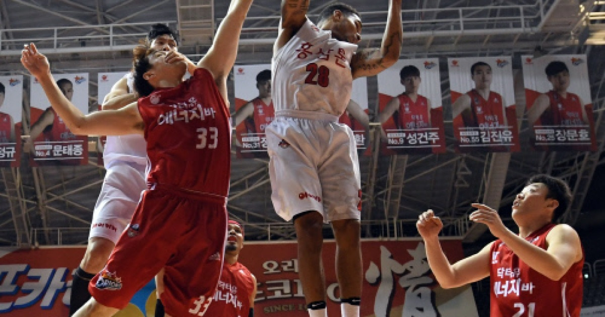 [SS포토]KGC 사익스, '리바운드도 내가!'