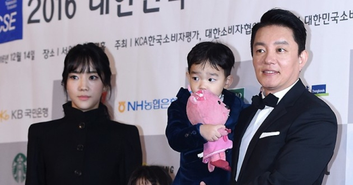 [hei포토] 이범수 이윤진 부부 소다 남매와 나들이~