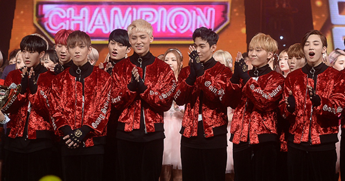 세븐틴 'B1A4 선배님들 1위 축하드려요' [MBN포토]