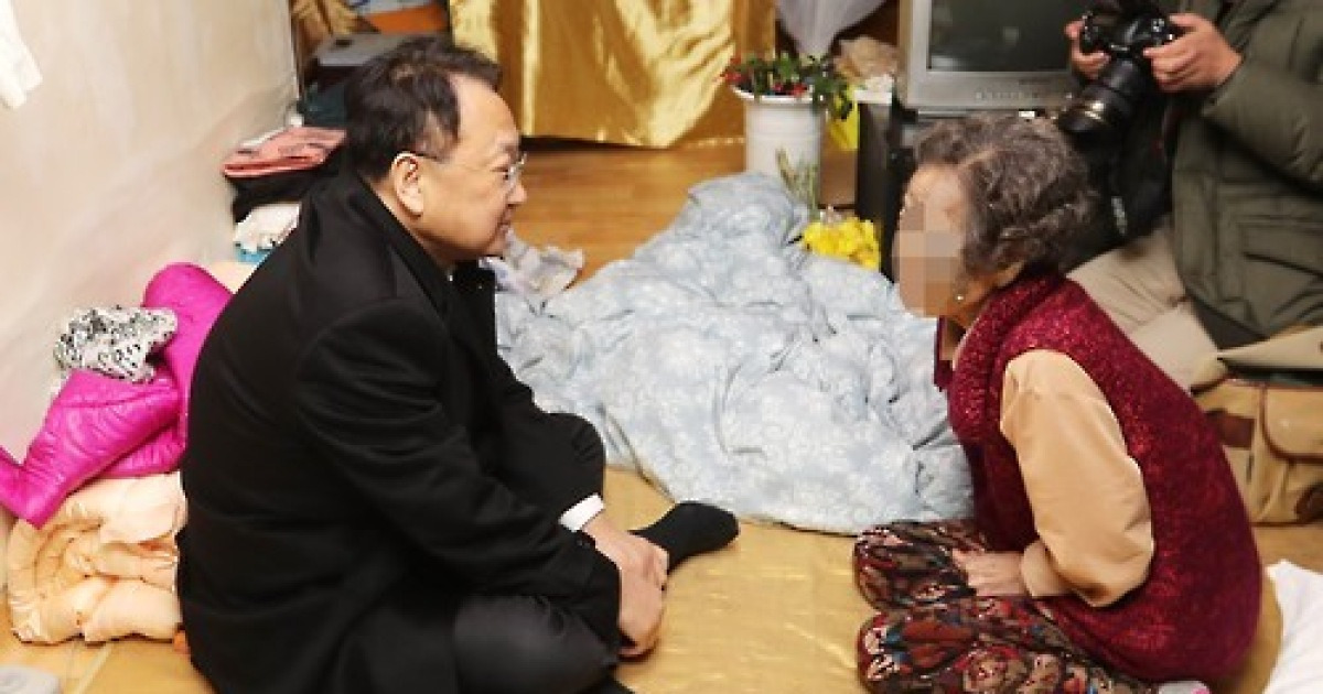 홀로 사는 노인 찾은 유일호 부총리