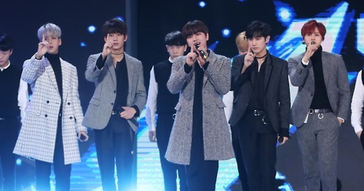 축하무대 선보이는 B1A4