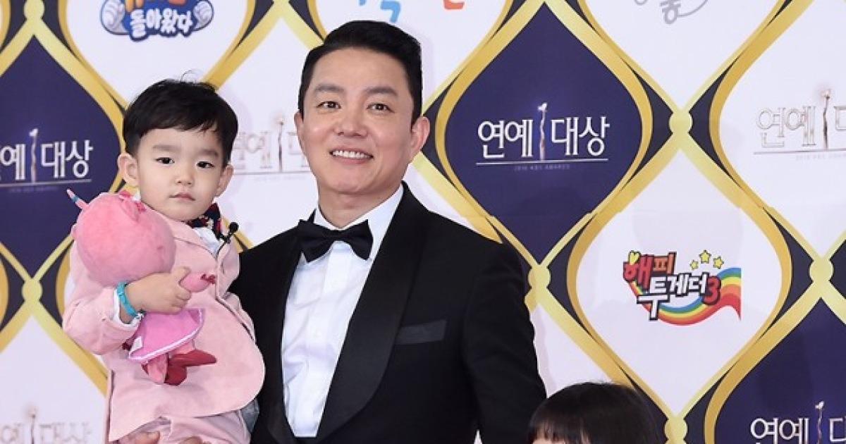 [HEI포토] 이범수, '소을-다을이와 함께~' (KBS 연예대상)