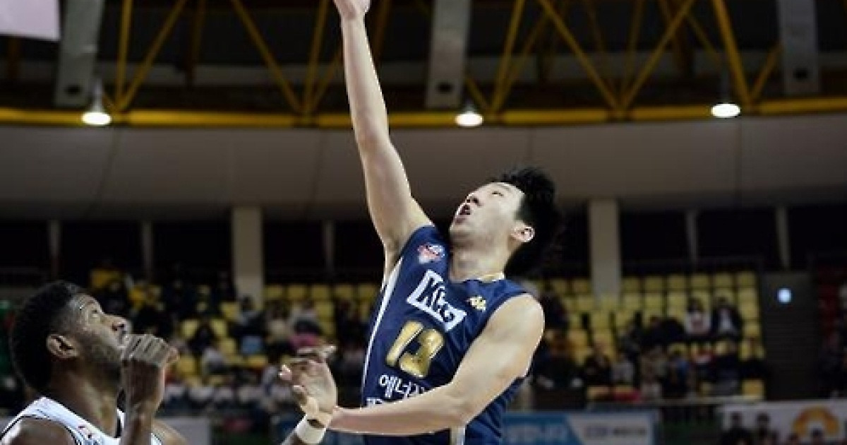 KCC, LG 잡고 공동 8위..김지후 20득점