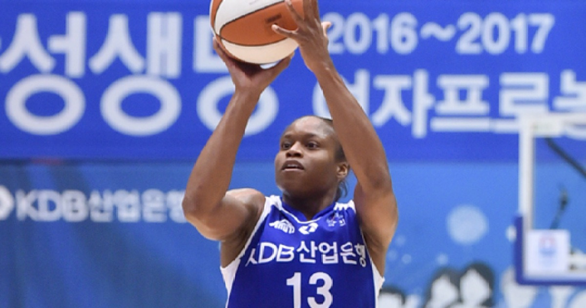 '메리 크리스마스' KDB생명, KEB하나 꺾고 5연패 탈출