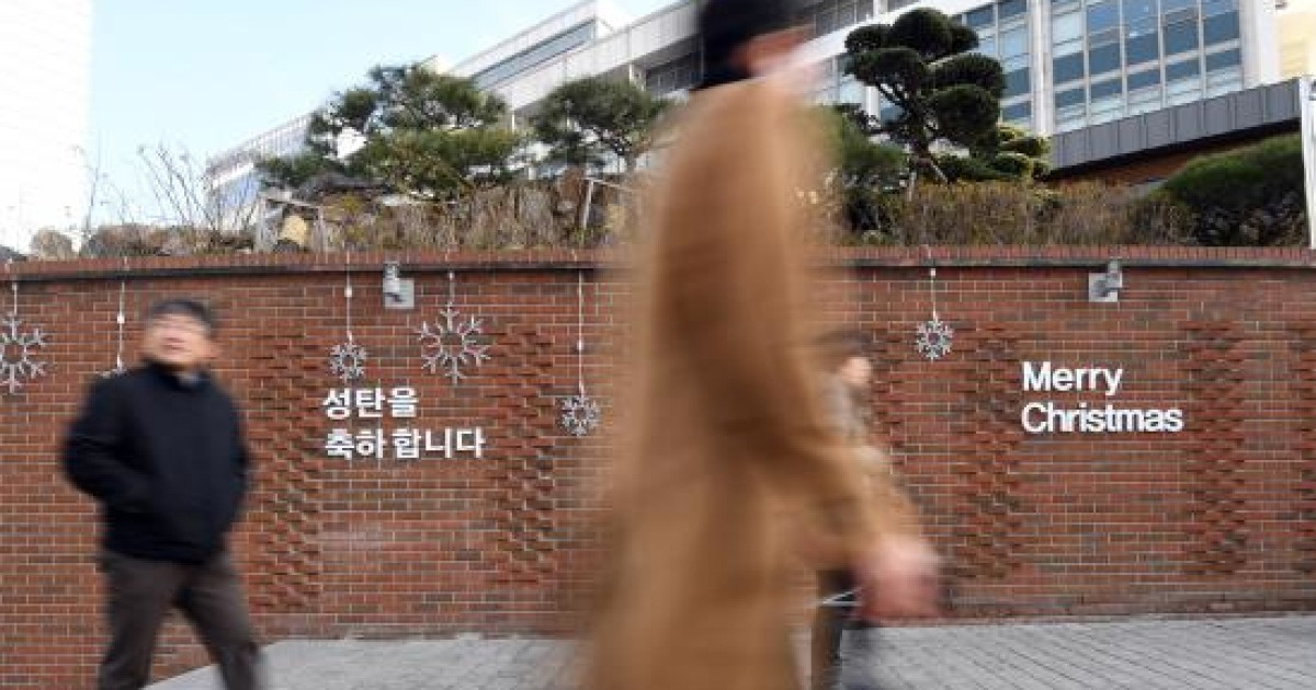 성탄절 미사 위해 명동성당 향하는 시민들