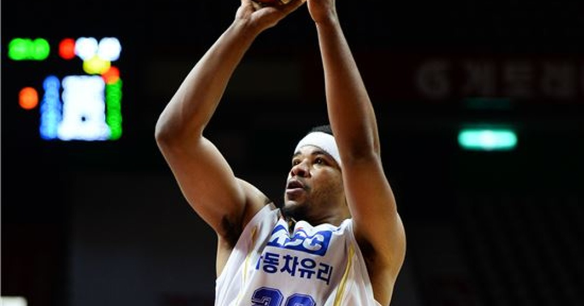 '와이즈 25득점' KCC, kt 잡고 2연승