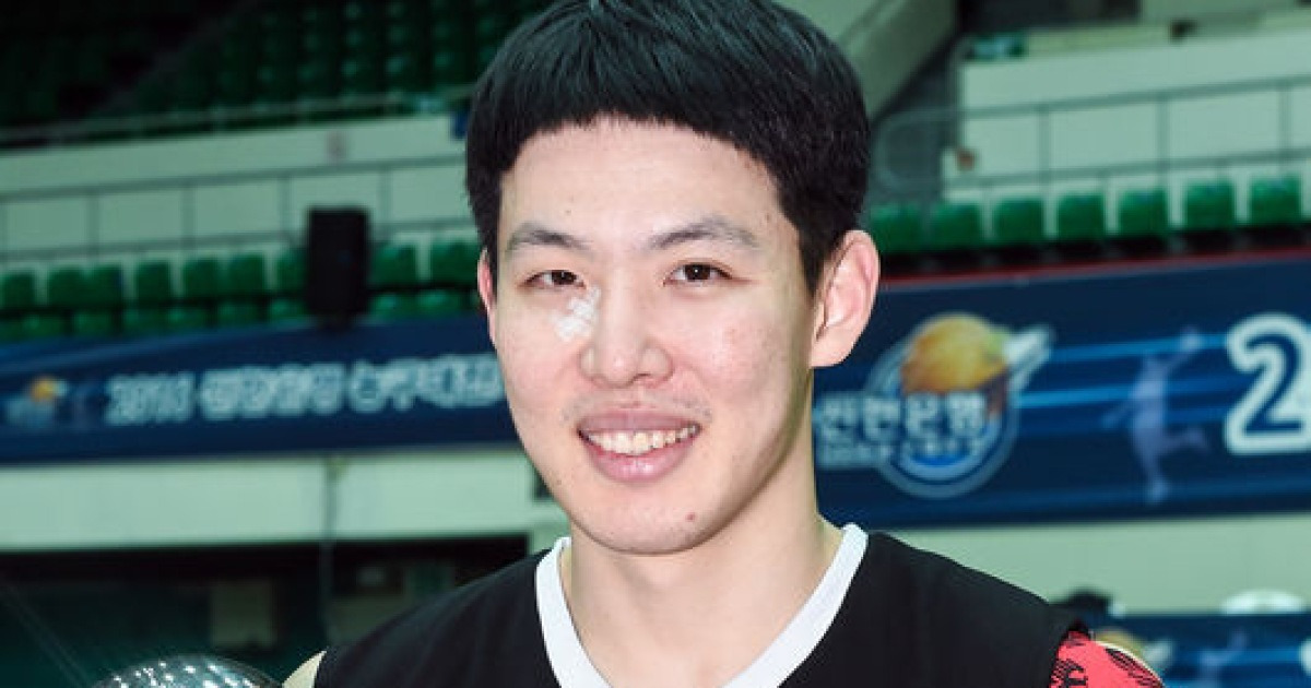 [사진]MVP 최부경,'득점왕 리바운드왕 동시에 달성했어요'