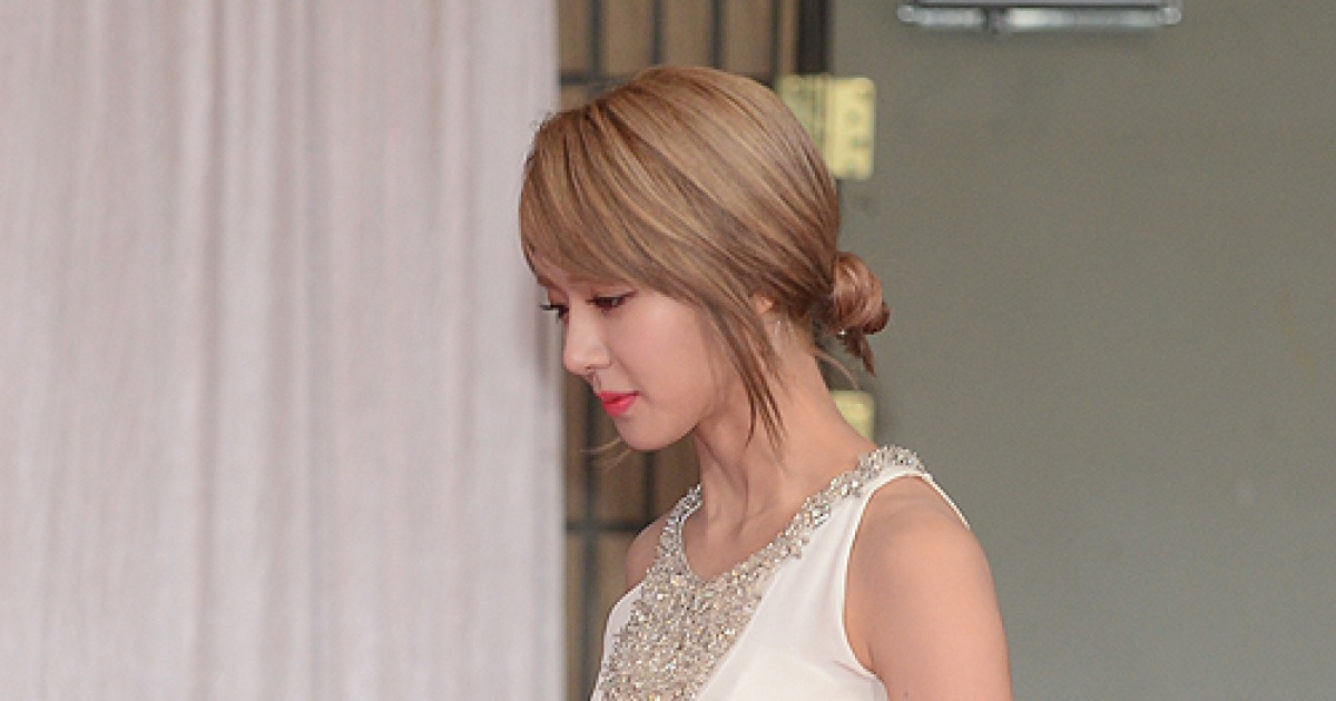 초아 '아슬아슬 각선미' [2016 KBS 가요대축제]