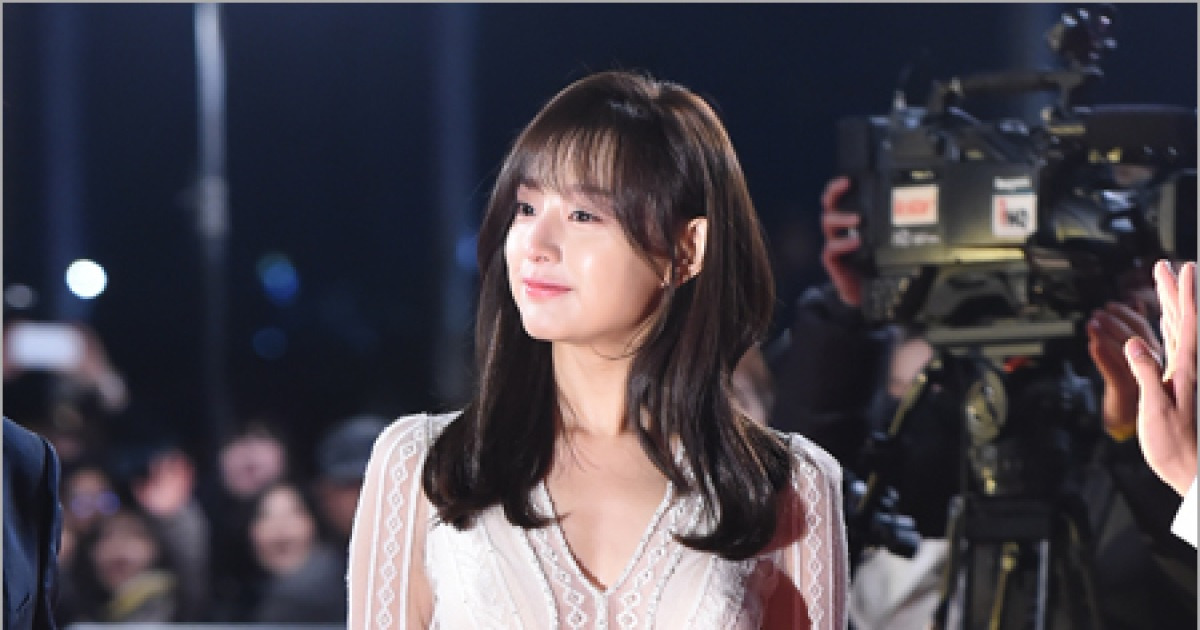 [md포토] 김지원 군복 벗고 드레스를 입다