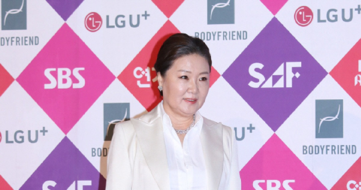 김해숙, 화이트 패션으로 우아하게~(2016 SAF SBS 연기대상)