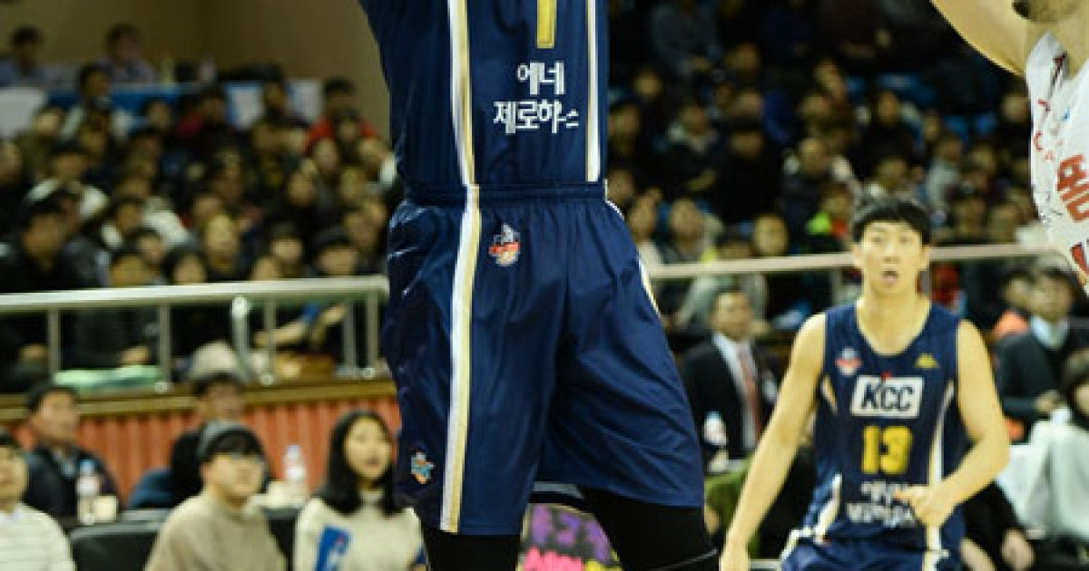 '라이온스 20점' KCC, SK 3연승 저지..단독 8위