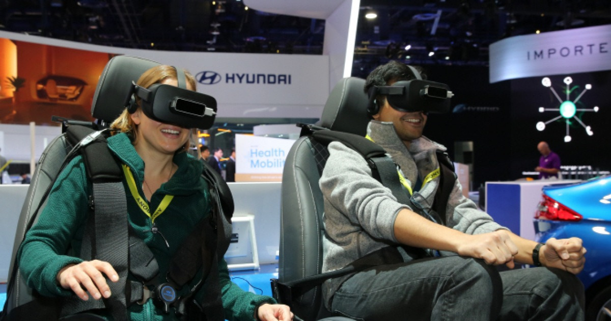 [포토][CES2017]현대차 자율주행 VR 시뮬레이터 이용하는 참가자들