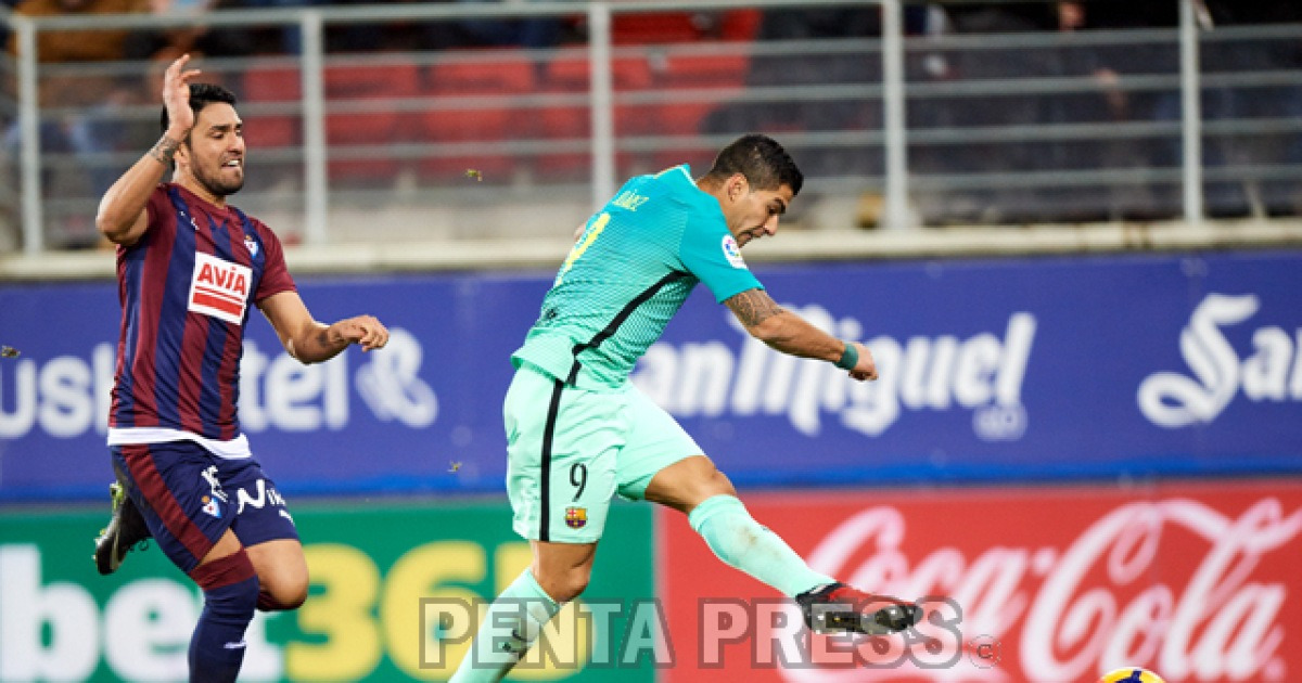 [포토] 슛하는 루이스 수아레즈 - 라리가 19R 바르셀로나 VS 에이바르 (17)