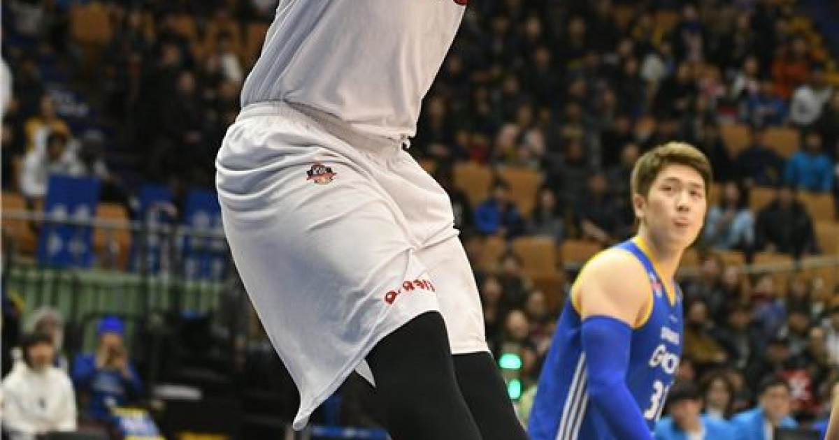 '사이먼 27점 14R' KGC 3연승..2위 삼성과 1.5경기차