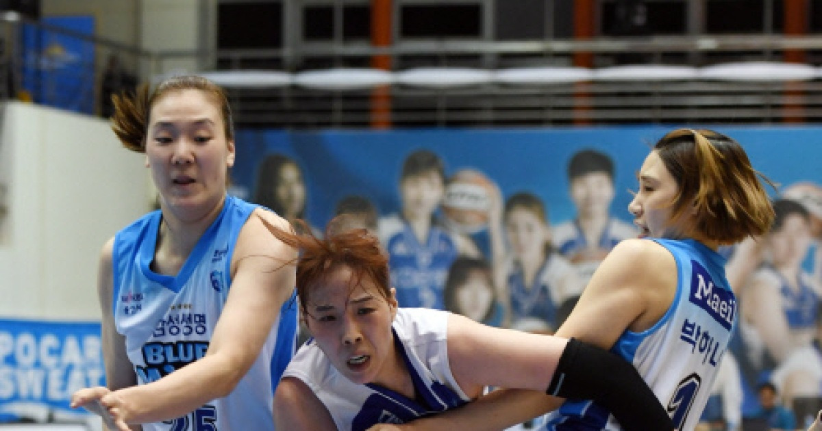 [SS포토]볼 놓치는 조은주(KDB생명-삼성생명)