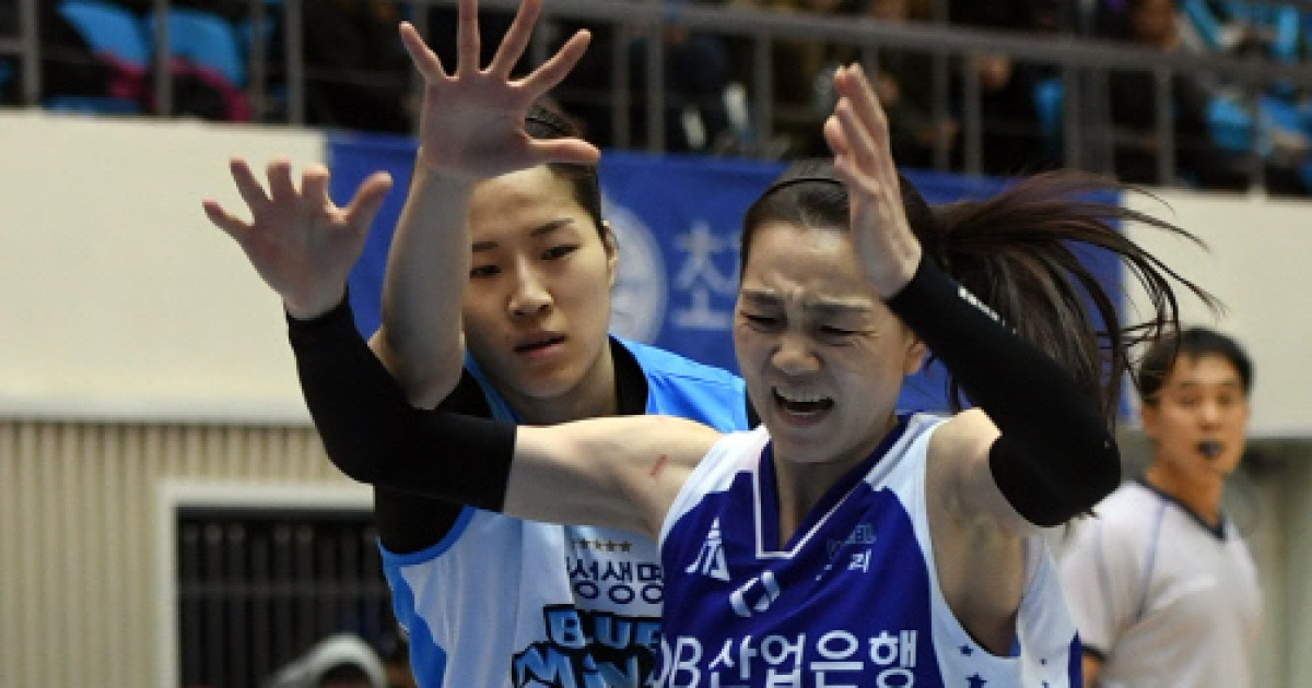 [SS포토]볼 놓치는 KDB생명 한채진