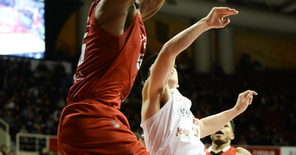 '사이먼 더블더블' KGC, SK 꺾고 홈 8연승 질주