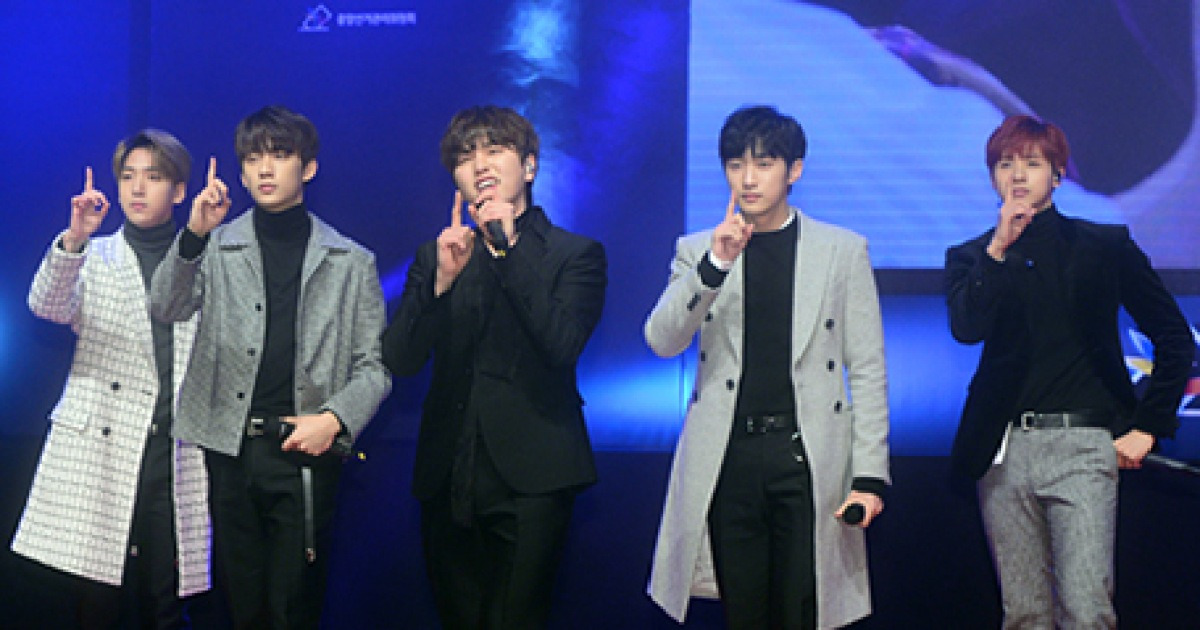 [TD영상] B1A4, 시선 사로잡는 '화려한 축하무대'