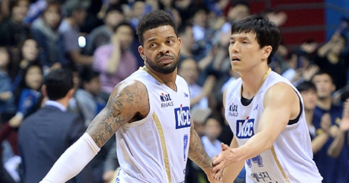 KCC, KGC에 짜릿한 재역전승..에밋 29점 폭발