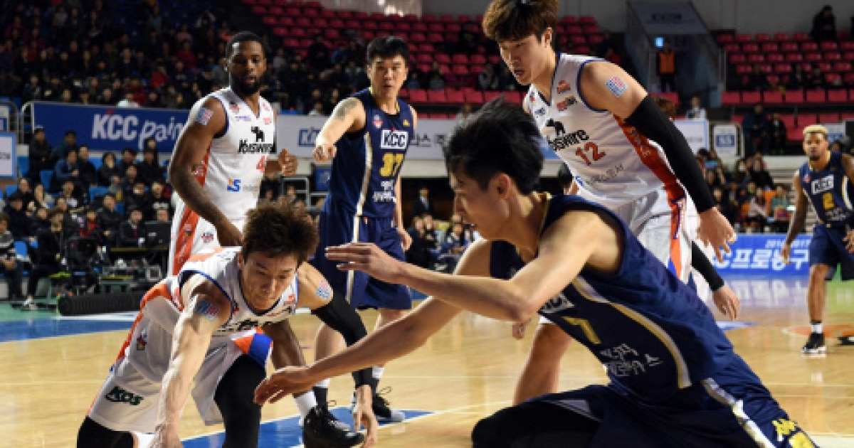 [SS포토]전자랜드 박찬희, '내가 먼저!'(KCC-전자랜드)