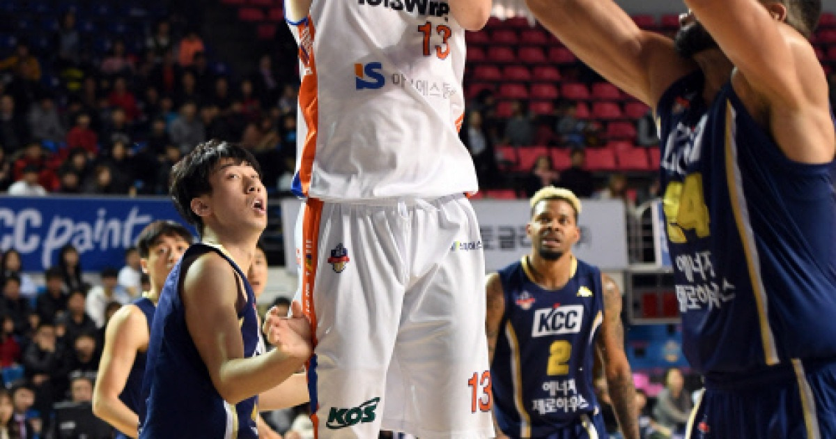 [SS포토]레이업슛 시도하는 강상재(KCC-전자랜드)