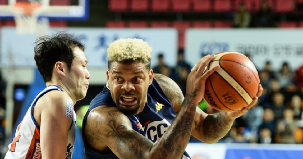 [BK Review] 에밋 앞세운 KCC, '실수 연발' 전자랜드 제압!