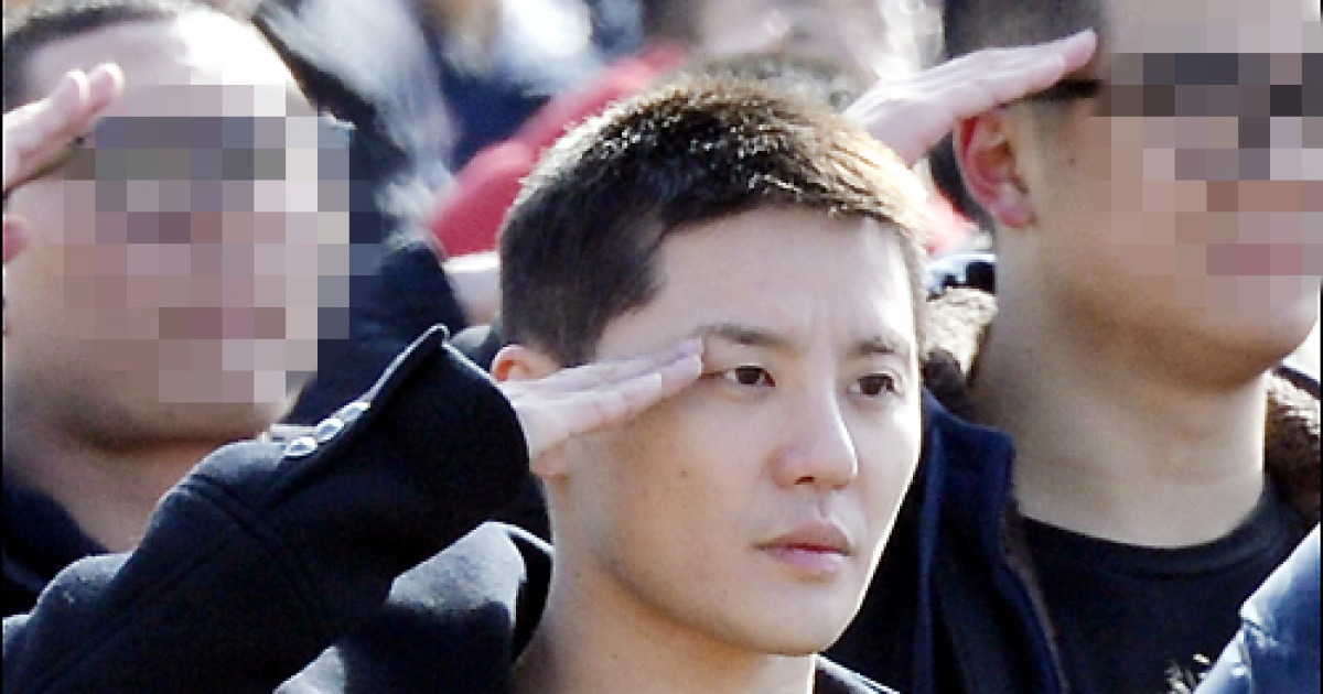 [MD포토] JYJ 김준수, '경례 자세 나오네'