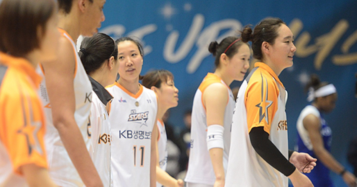 KB스타즈 'KDB 생명 꺾고 공동 4위 그룹 합류' [MK포토]