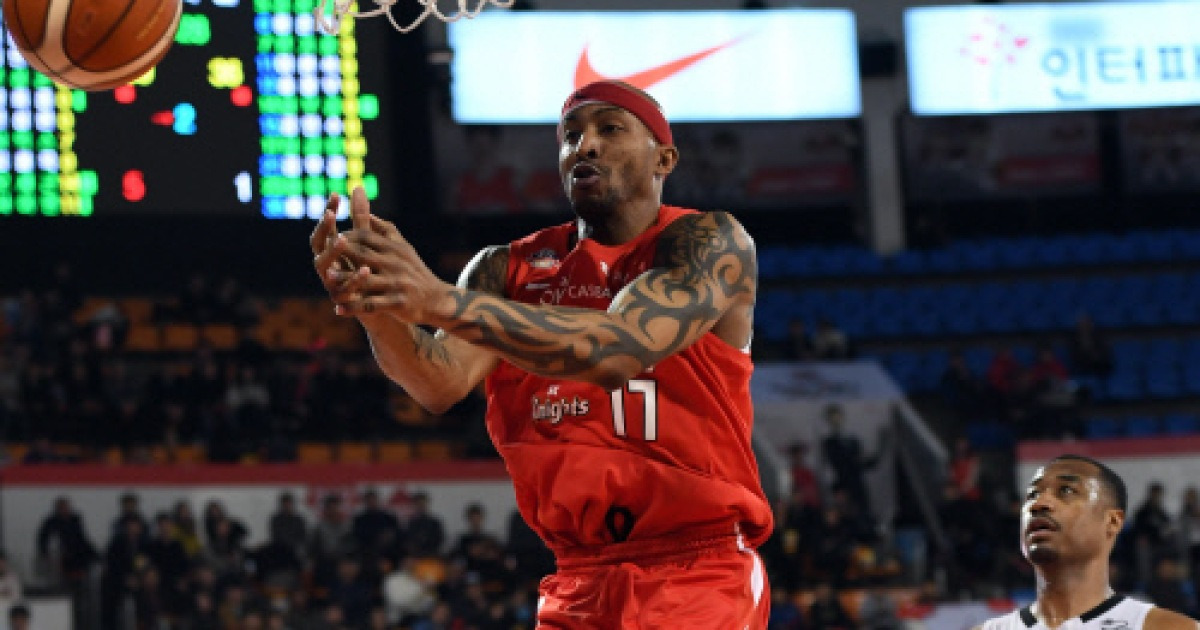 [SS포토]볼 놓치는 싱글턴(SK-KGC)