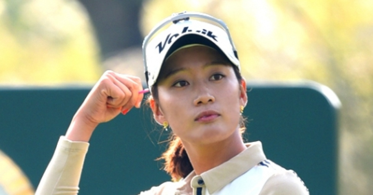 [LPGA]'자기관리의 여왕' 최운정, 호주 첫날 공동 2위(종합)