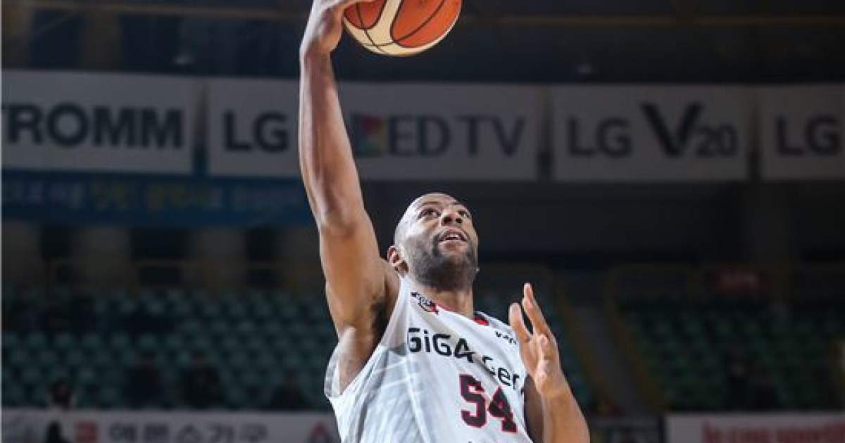 '윌리엄스 21득점'kt, KCC 꺾고 3연패 탈출 '홈 200승'