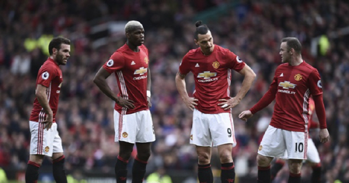 [EPL리뷰]'즐라탄 PK실축' 맨유, '10명 뛴' 본머스와 1대1 무