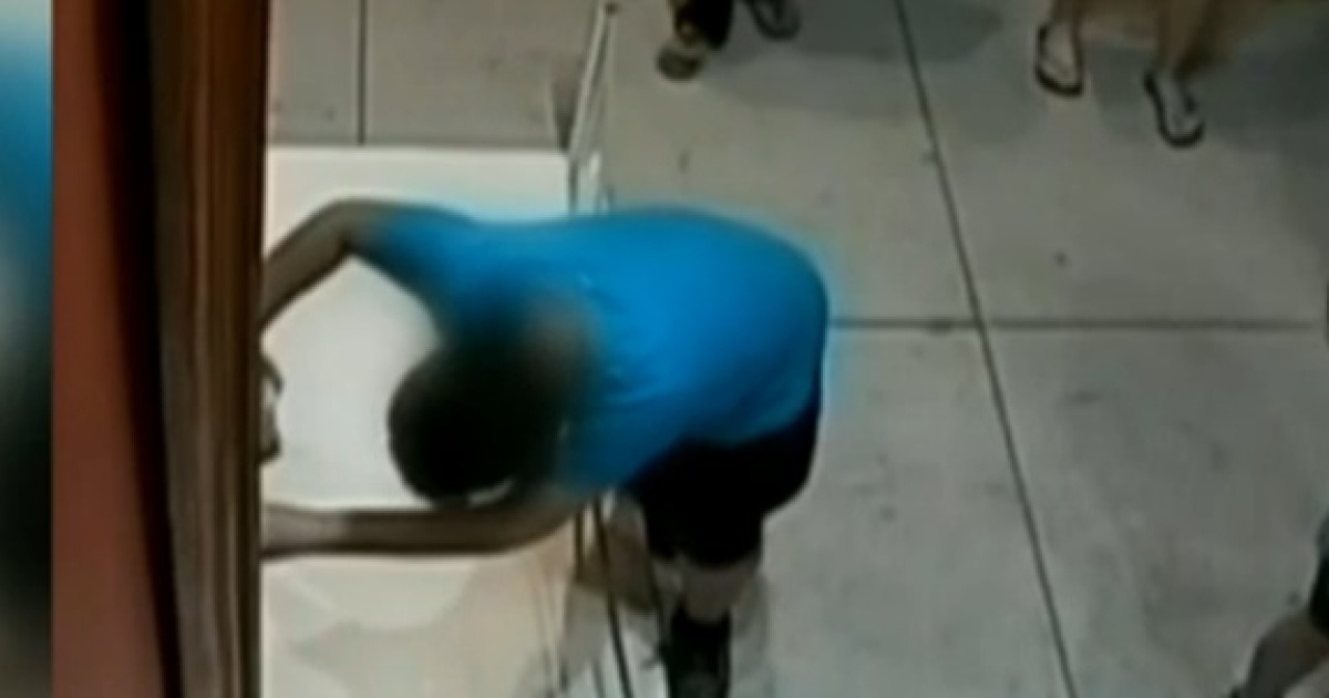 [투데이SNS] 18억짜리 전시 작품에 펀치 내리꽂은 대만소년