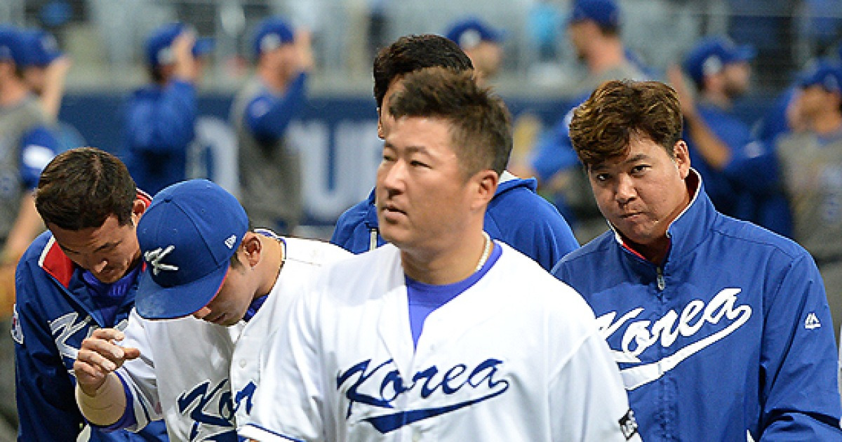 고개떨군 한국 WBC대표팀 '내일을 기약하며' [MK포토]
