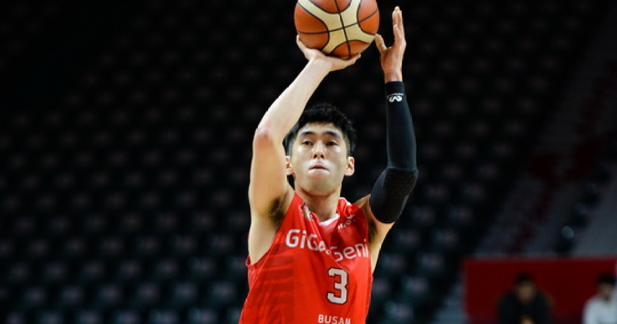 [BK Review] '홈 200승' KT, KCC 꺾고 탈꼴찌 희망 살리다!