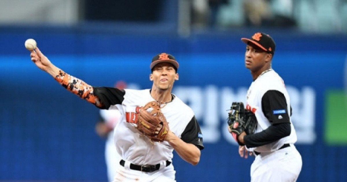 [WBC] 'ML 클래스' 시몬스, 흔들림 없는 공수 안정감