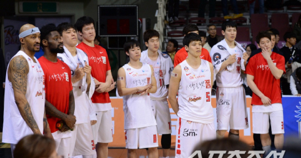 [포토] '패자의 품격' SK, KGC 우승 세리머니 지켜보며 축하!