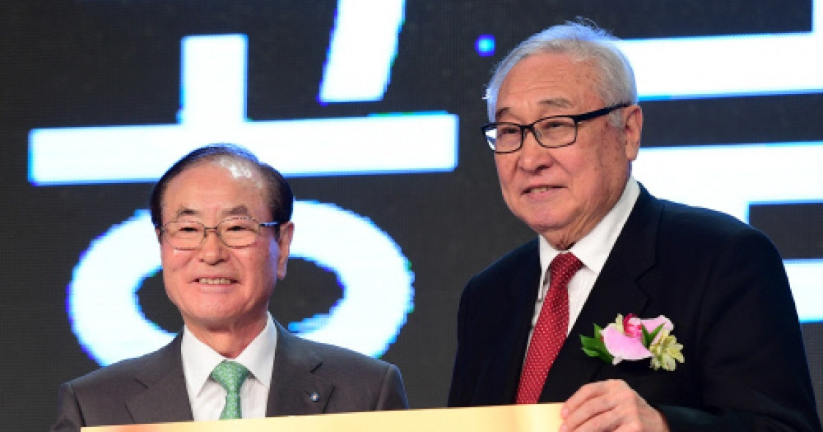 [SS포토] 윤세영 KBL 명예총재, 특별 공로상 수상!