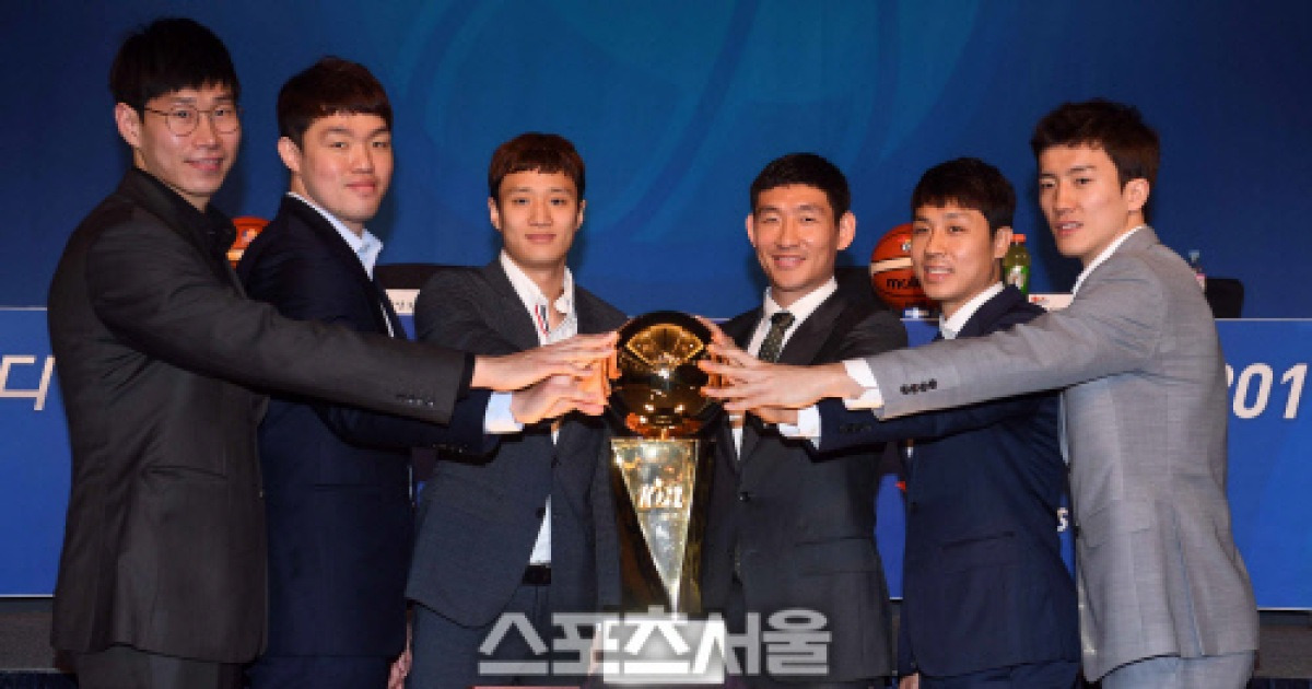[SS포토]KBL 통합우승트로피, "일단 선전합시다~"