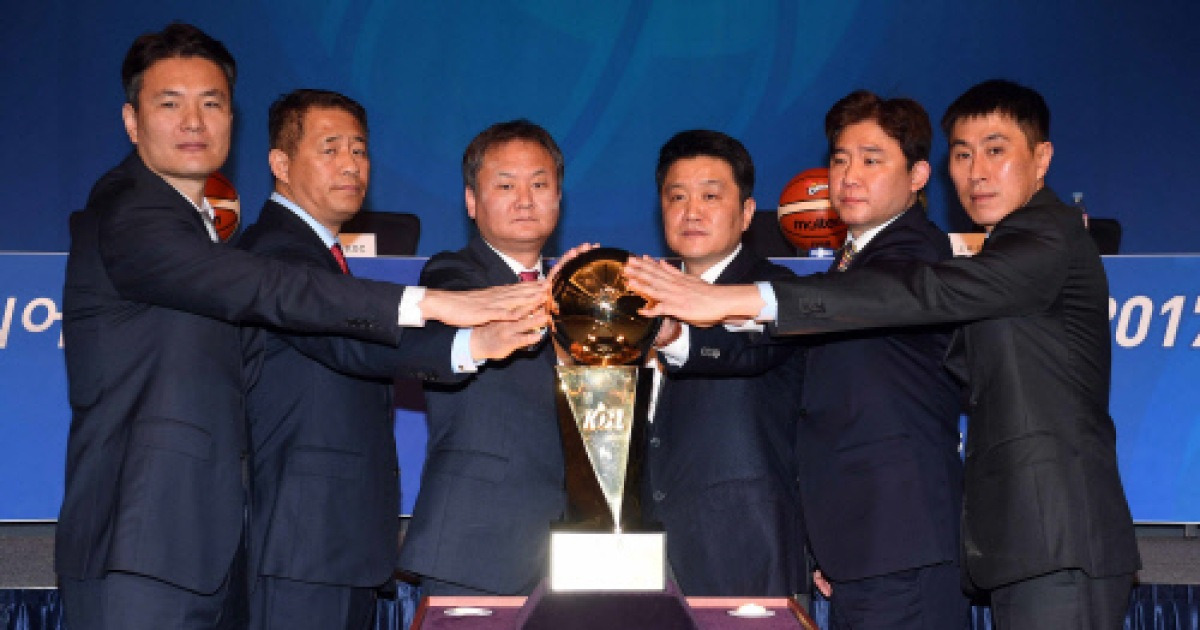 [SS포토]KBL 통합우승트로피, "어느 감독의 손에?"